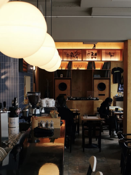 Tune in at brunch & vinyl bar Loop51 in Amsterdam (South) - Bart's Booklet
