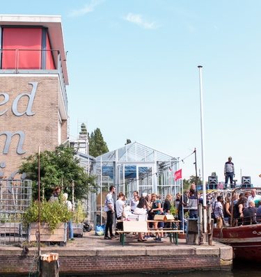 Vegan restaurant in (en uit) een duurzame kas in hartje Amsterdam ...