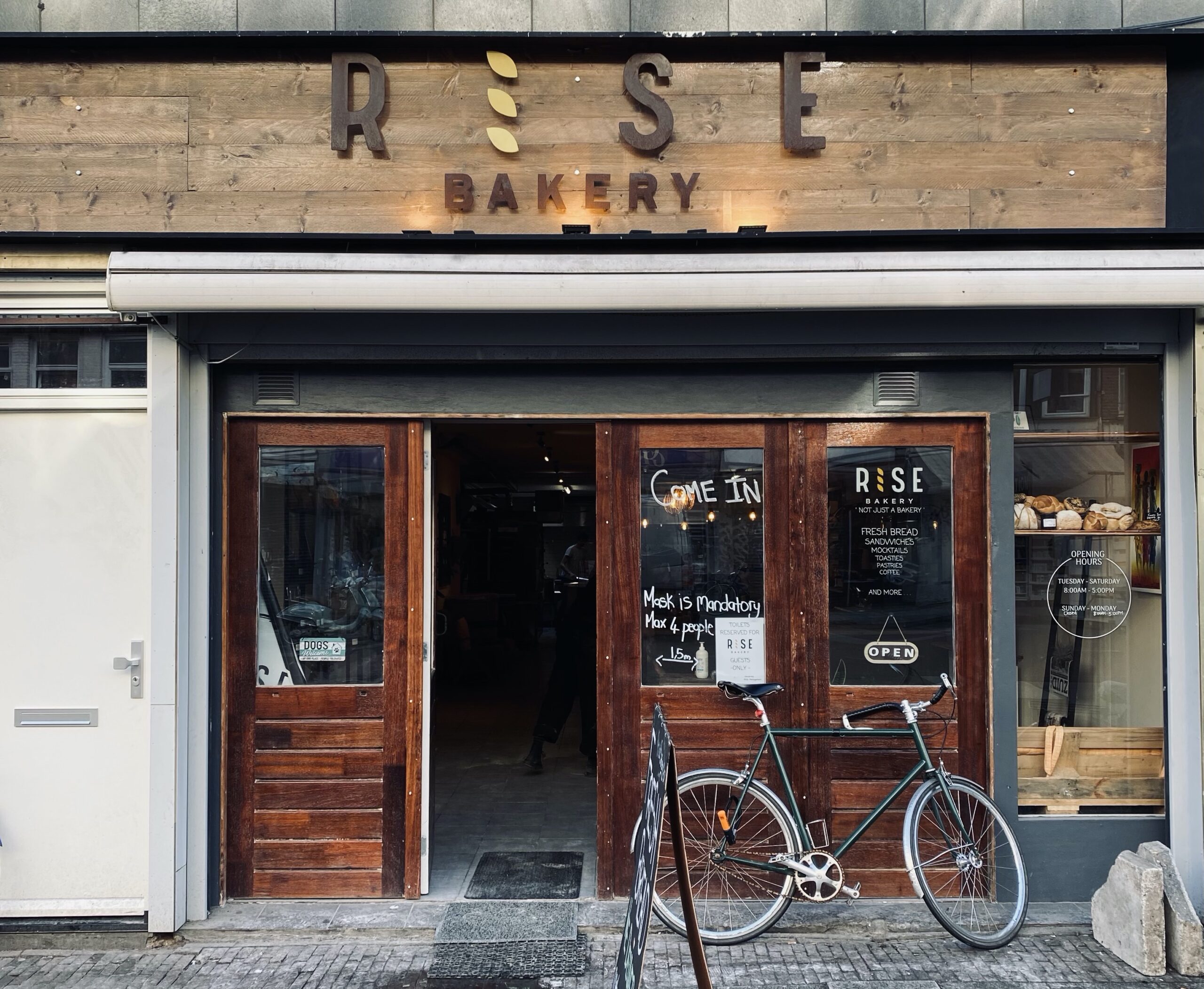 Voor je zuurdesembrood moet je naar: Rise Bakery in De Pijp, Amsterdam ...