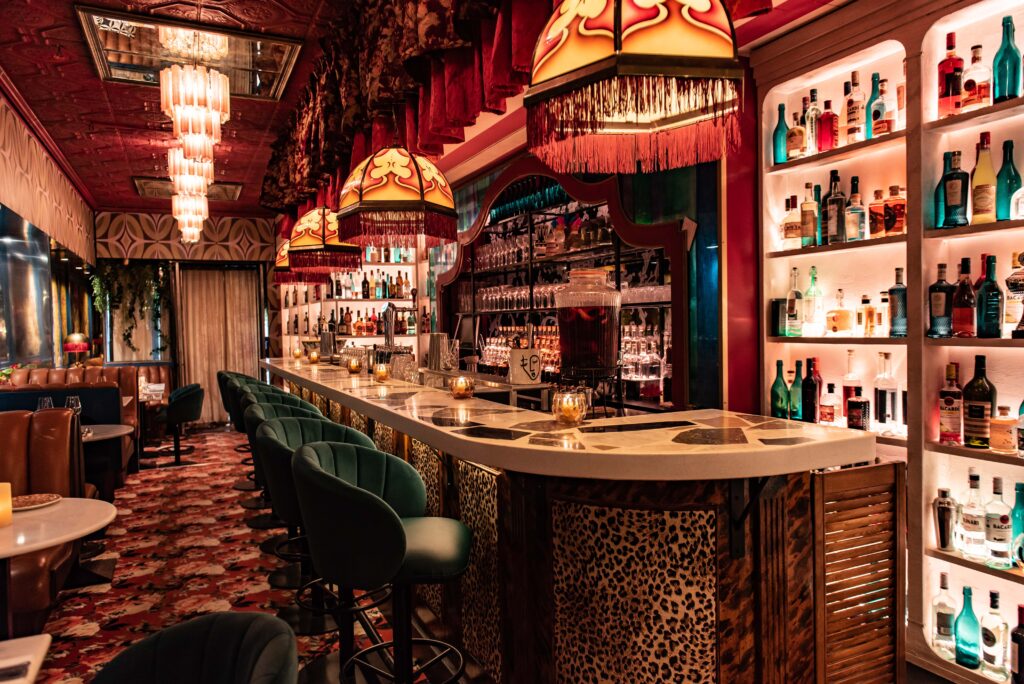 Lolo Amsterdam: el nuevo y llamativo restaurante del Barrio Rojo - Barts Boekje