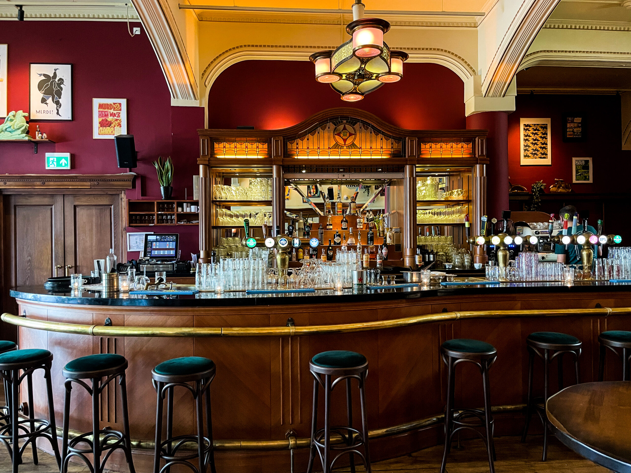 Todo el mundo a Rembrandtplein para el nuevo Café Kuyl en Ámsterdam ...