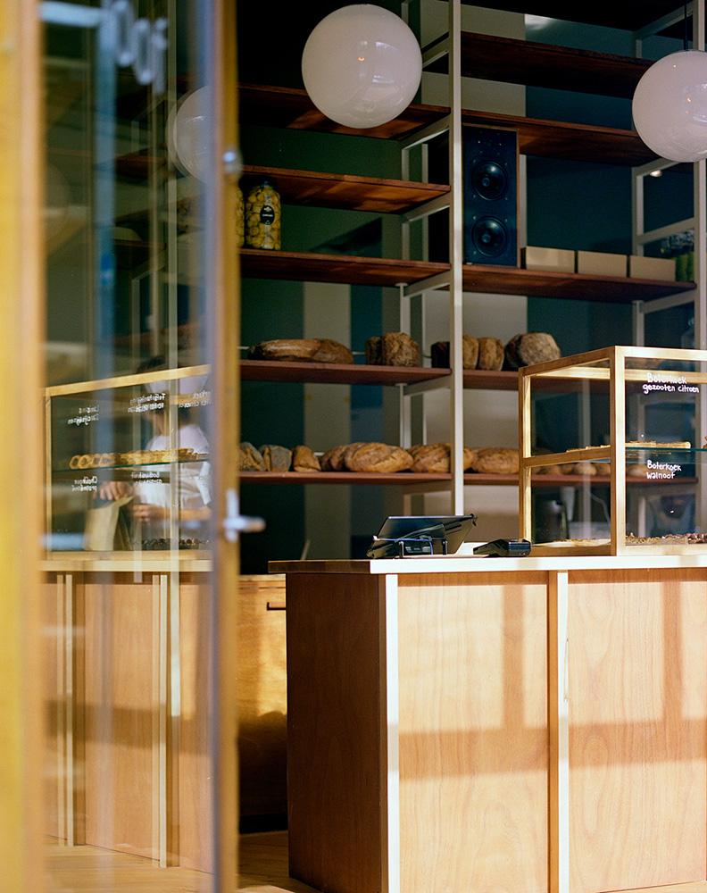 Zuurdesem, koffie en boeken bij bakkerij loof in Amsterdam - Barts Boekje