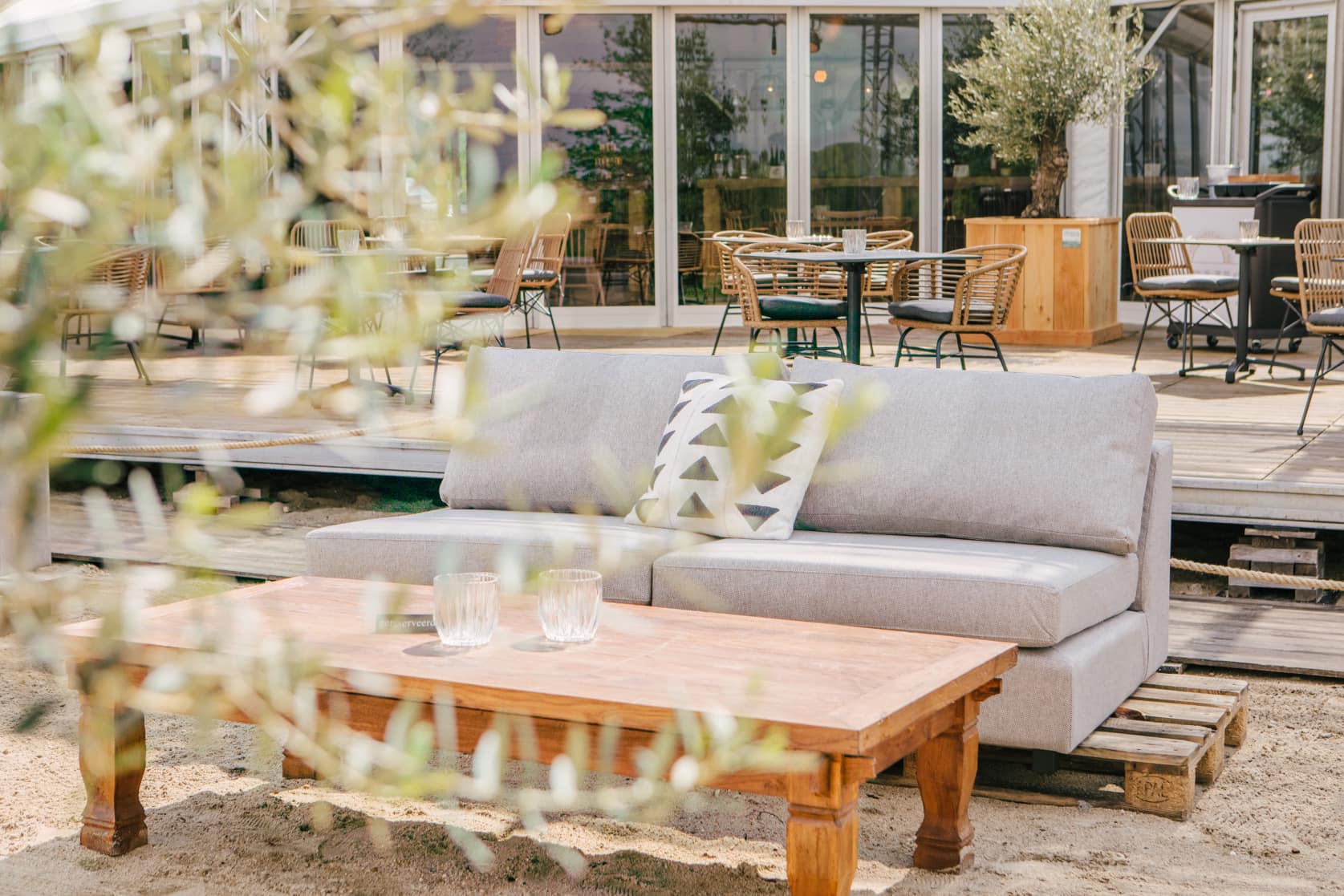 Naar het strand in Limburg? In Roermond kan het bij Strandbar Bruis ...