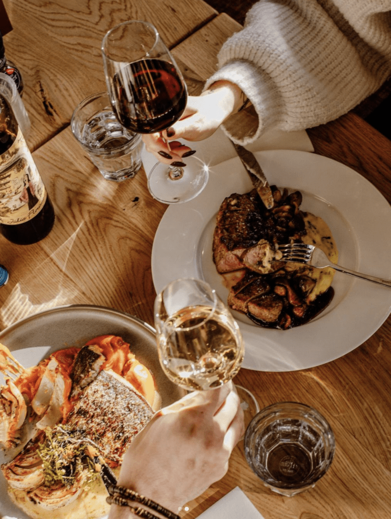 Im Café-Restaurant Erasmus im Herzen von Rotterdam können Sie etwas trinken