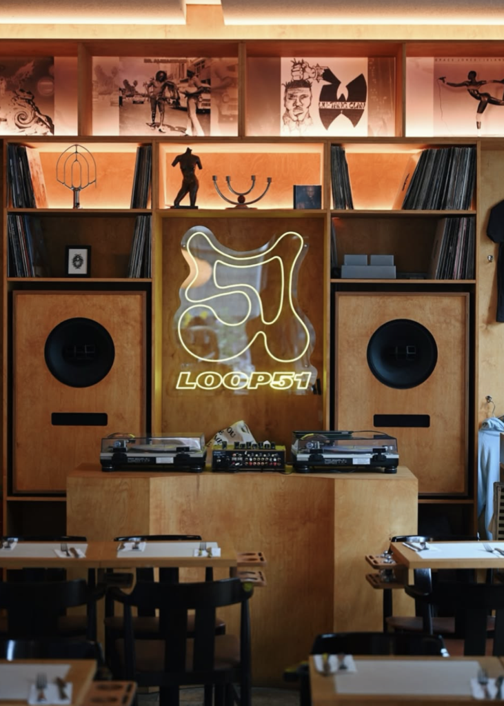 Tune in at brunch & vinyl bar Loop51 in Amsterdam (South) - Bart's Booklet